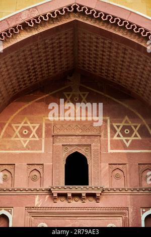 Decorative buildings and walls inside of Agra red fort in India ...