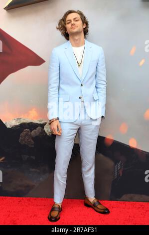 Ty Simpkins bei der Premiere des Kinofilms 'The Flash' im Ovation ...