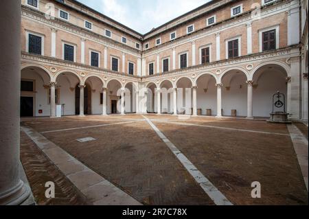 The arcaded courtyard of Palazzo Ducale Stock Photo - Alamy