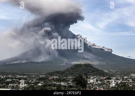 Cloud of smoke & pyroclastic flow sweep down the flanks of Mayon ...