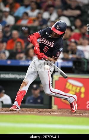 Washington Nationals shortstop CJ Abrams (5) bats during a baseball ...