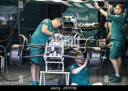 mechanic, mecanicien, mechanics Aston Martin F1 Team AMR23, mechanical ...