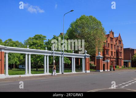 Colonnade and gateways at South end of Queen Anne Square, Cathays ...