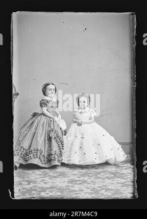 Lavinia Stratton and Minnie Warren c. 1860-1870 Stock Photo - Alamy