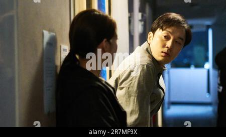 ALONERS, (aka HONJA SANEUN SARAMDEUL), from left: GONG Seung-Yeon, JEONG Da-eun, 2021. © Film ...