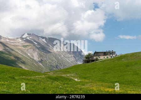 Giovanni Giacomini Refuge, an alpine style refuge in stunning scenery ...