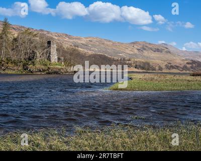 Ruins of Loch Dochart castle, lake Loch Dochart, scottish highlands ...