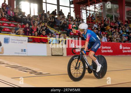 Cottbus, Germany. 17th June, 2023. Track sprinter Emma Hinze (l ...