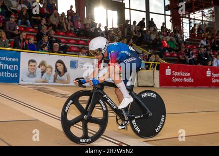 Cottbus, Germany. 17th June, 2023. Track sprinter Emma Hinze (l ...