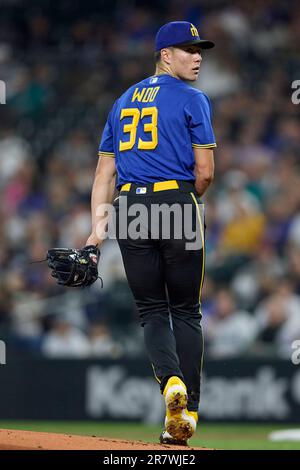 Seattle Mariners starting pitcher Bryan Woo works against a Chicago ...