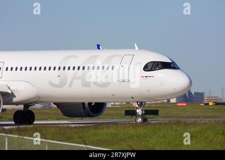 SAS Airlines Airbus 321 Neo, SE-DMR, Taxiing on Runway 06L Pearson ...
