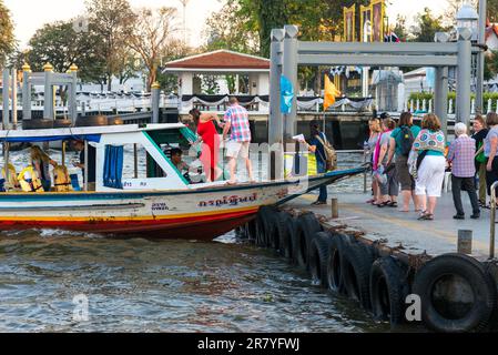 Pleasure boat pick up tourist from the Wat Arun pier in Bangkok. The ...