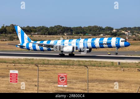 Condor Boeing 757-330 (REG: D-ABOI) sporting the unconventional and ...