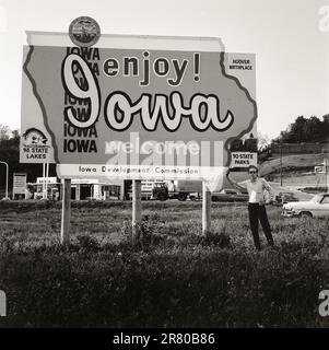 Iowa state welcome sign Stock Photo - Alamy