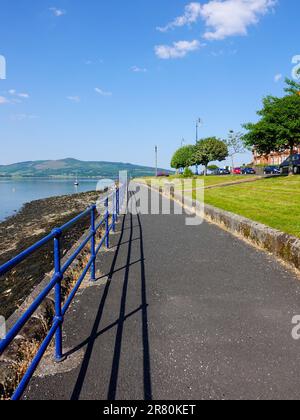 Esplanade and green Scottish hills, Rothesay, Isle of Bute, Scotland ...