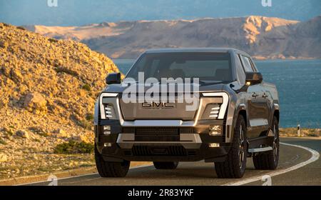 GMC Sierra EV Denali |.All-Electric Truck Stock Photo - Alamy