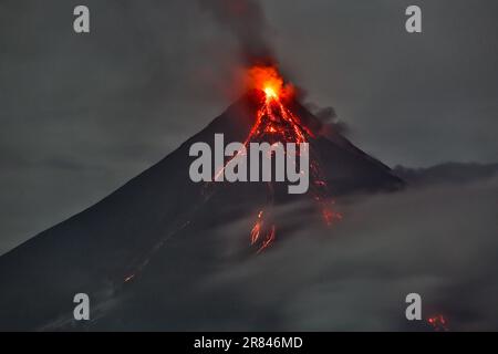Mayon erupting crater, volcano spewing lava flow & smoke, Legazpi ...