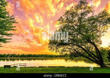 Spectacular sunset over Wing Lake in Bloomfield Township in Michigan ...