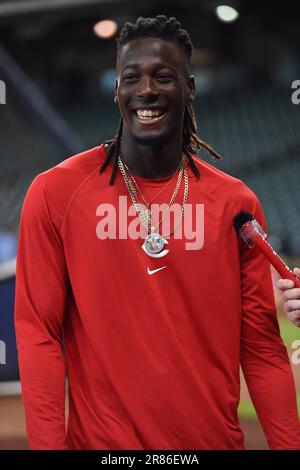 Cincinnati Reds' Elly De La Cruz hits an RBI single to score Jake ...