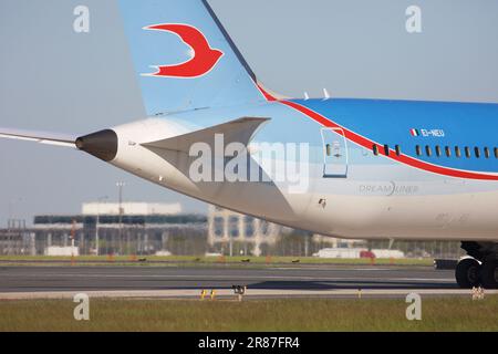 Neo Airlines Boeing 787-900, EI-NEU, Taxiing to Runway 06L at Pearson ...