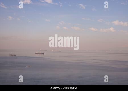 Ships in Manila bay Stock Photo - Alamy