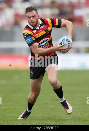 Joe Burgess (5) of Salford Red Devils scores his try in the first half ...