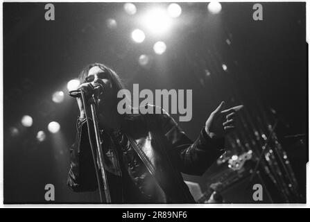PRIMAL SCREAM, CONCERT, 1994: Bobby Gillespie of Scottish band Primal ...