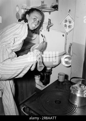 Actual 20-4-1947: Armless Tønsberg girlArmless Tønsberg girl who stands ...