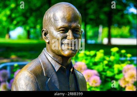 Jack Layton Sculpture, Toronto, Canada Stock Photo - Alamy