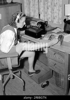 Actual 20-4-1947: Armless Tønsberg girlArmless Tønsberg girl who stands ...