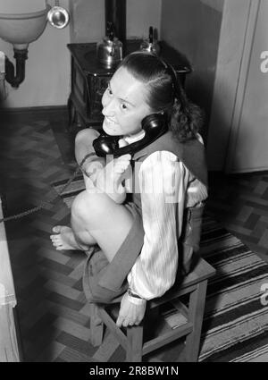 Actual 20-4-1947: Armless Tønsberg girlArmless Tønsberg girl who stands ...