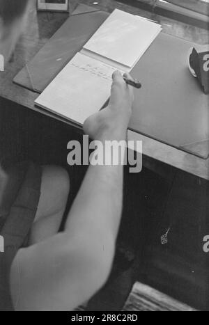 Actual 20-4-1947: Armless Tønsberg girlArmless Tønsberg girl who stands ...