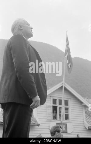 Current 17-1951: Attlee and wife on the roof of NorwayBritish Prime ...