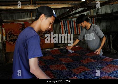 Kulon Progo, Yogyakarta, Indonesia. 21st June, 2023. Craftsmen finish ...