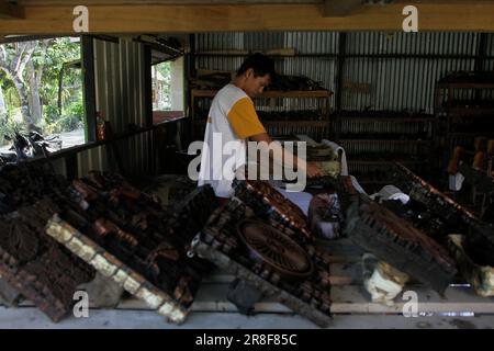 Kulon Progo, Yogyakarta, Indonesia. 21st June, 2023. Craftsmen finish ...