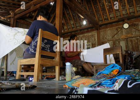 Kulon Progo, Yogyakarta, Indonesia. 21st June, 2023. Craftsmen finish ...