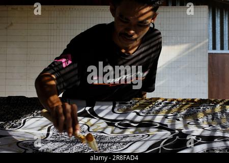 Kulon Progo, Yogyakarta, Indonesia. 21st June, 2023. Craftsmen finish ...