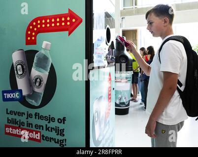UTRECHT - A student of the Leidsche Rijn College hands in a (CAN/BOTTLE ...