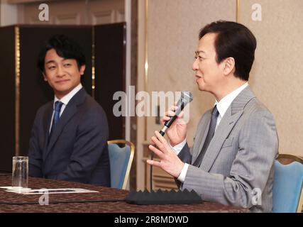 Kabuki actors Kataoka Ainosuke (L) and Bandō Tamasaburō pose for a ...