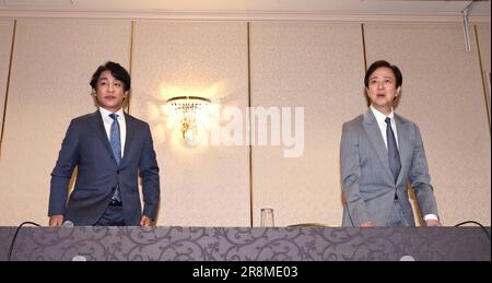 Kabuki actors Kataoka Ainosuke (L) and Bandō Tamasaburō pose for a ...