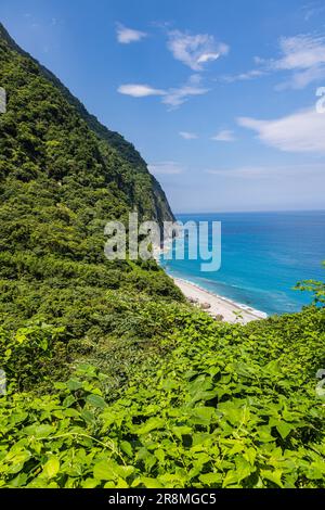 Stunning view reveals the grandeur of the cliffs at Taiwan southeast ...