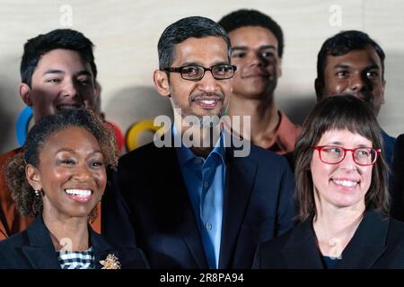 Google CEO Sundar Pichai poses for a photo with college students after ...