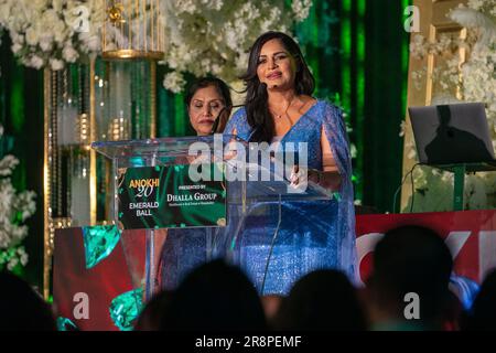 Dr. Ruby Dhalla Presenting the Dr Neil Dhalla Award of Excellence at ...