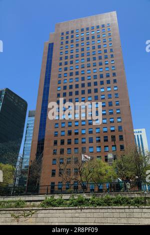 Sumitomo Mitsui Banking Corporation (SMBC) Toranomon branch in Tokyo ...