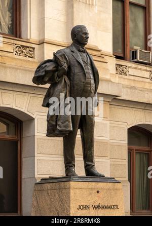 John Wanamaker statue in Philadelphia PA Stock Photo - Alamy