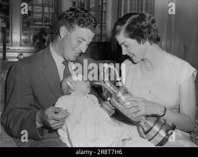 British open champion 's baby daughter maes early appearance on golf ...