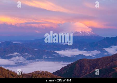 Cap cloud over Mount Fuji Stock Photo - Alamy