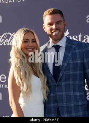 Los Angeles Dodgers' Freddie Freeman (5) looks back to first base ...