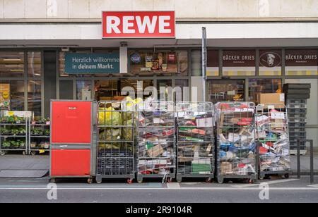 Rewe, Container mit Verpackung und Altpapier, Wiesbaden, Hessen ...