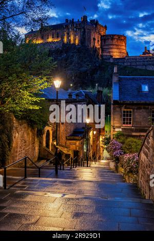 UK, Scotland, Edinburgh, Vennel street and Flodden Wall at dusk Stock ...